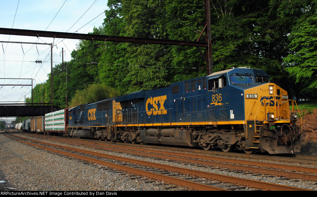 CSX ES44AH 836 leads Q439-15